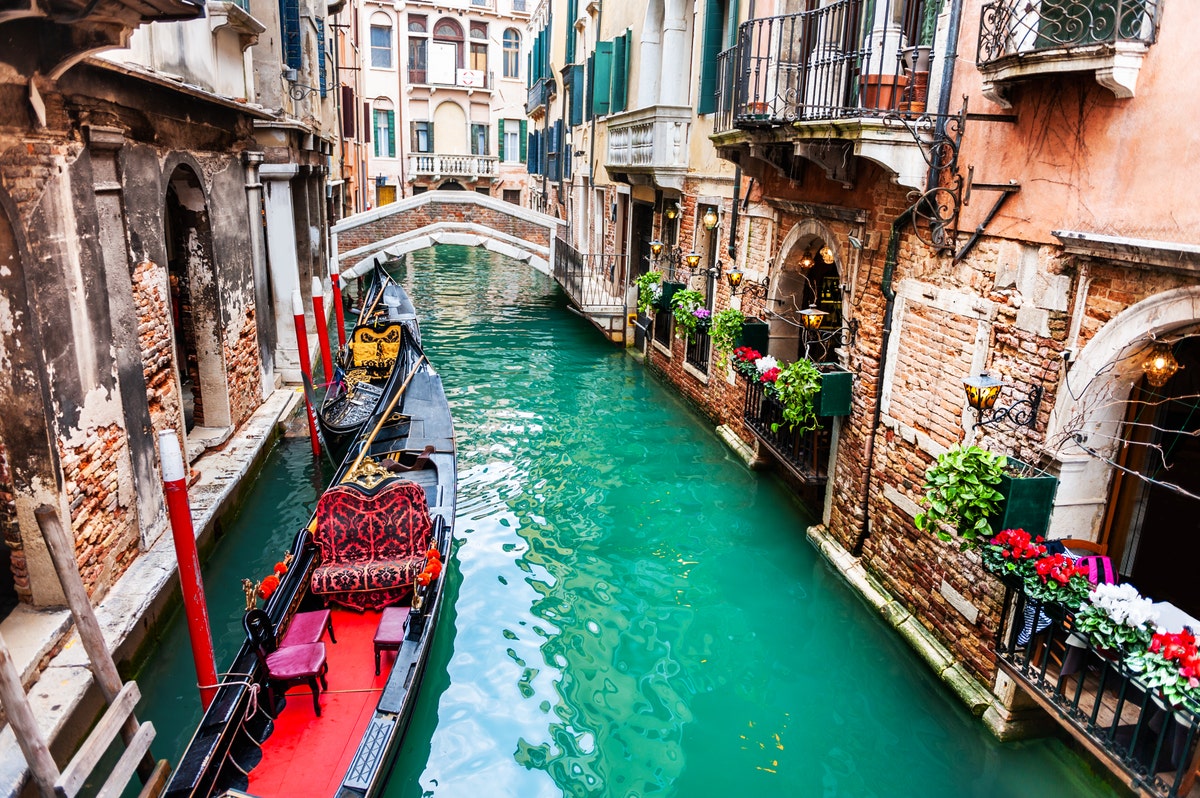 Pasee por los canales en una góndola tradicional